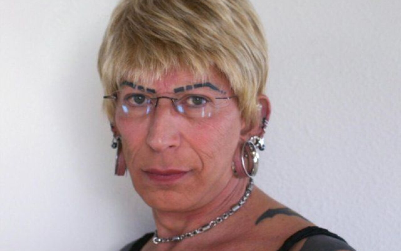 Barbat sau femeie? Fund de mascul, sani de dama! Tu ce crezi ca e ... Barbat sau femeie? Fund de mascul, sani de dama! Tu ce crezi ca e ...