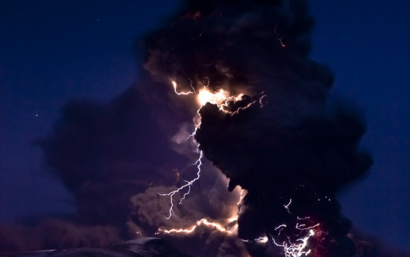 Cele mai spectaculoase imagini cu vulcanul din Islanda! GALERIE FOTO ...