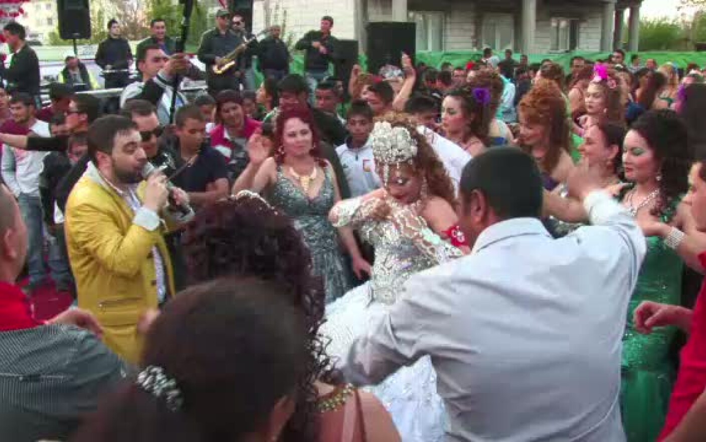 Nunta de tigani in Caracal. Jandarmii, chemati sa deblocheze strada ...