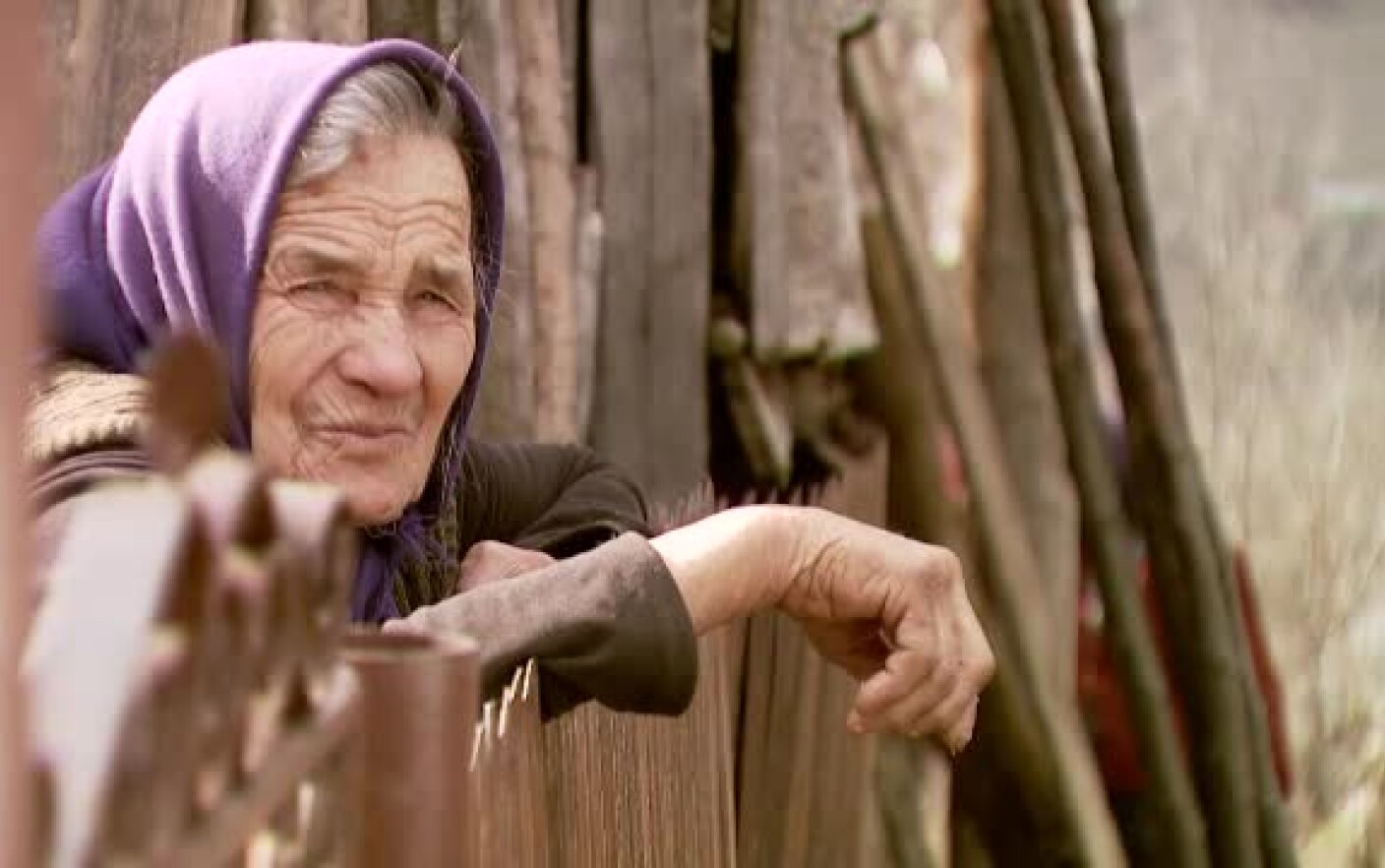 Sute de mii de batrani din Romania depind doar de destin. Reactia ...