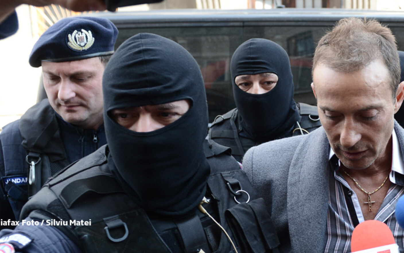 Radu Mazare, retinut pentru 24 de ore: "Rusine, Basescu!" Protest ...