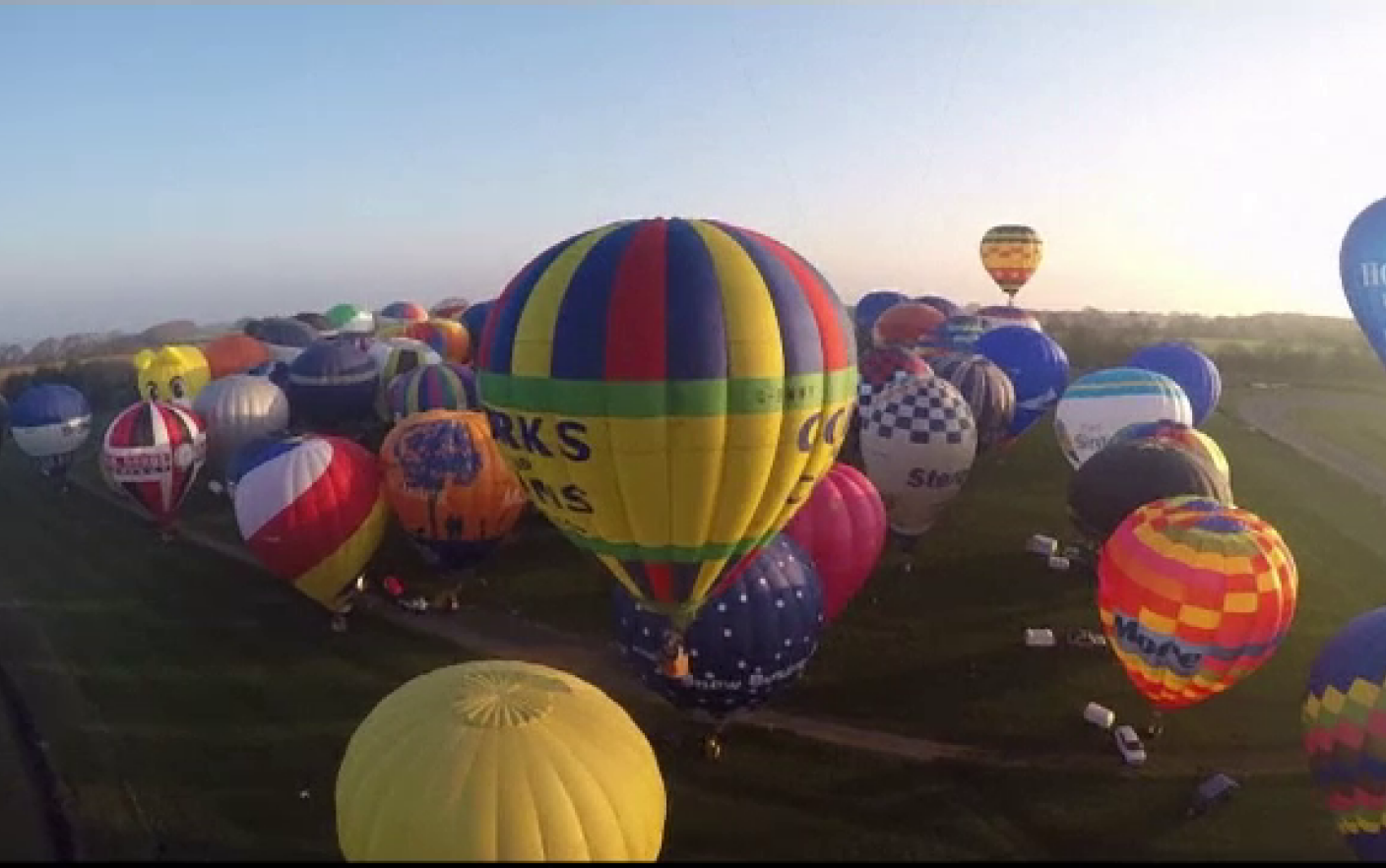 Canalul Manecii, traversat de mai multi britanci in 80 de baloane cu ...