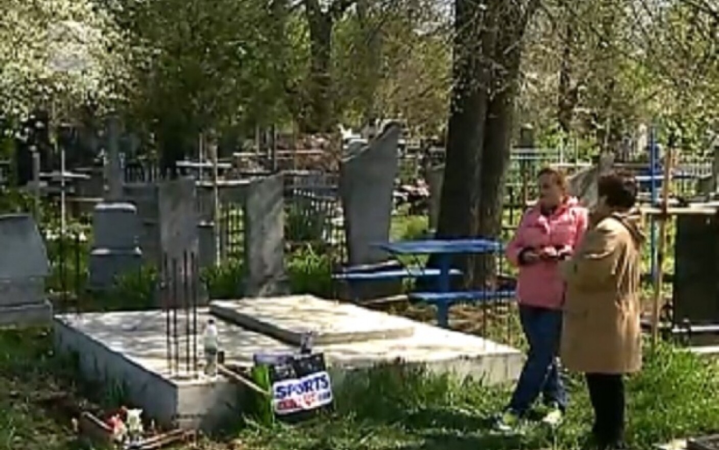 Au mers la mormantul strabunicului lor, dar au gasit acolo un cavou nou ...