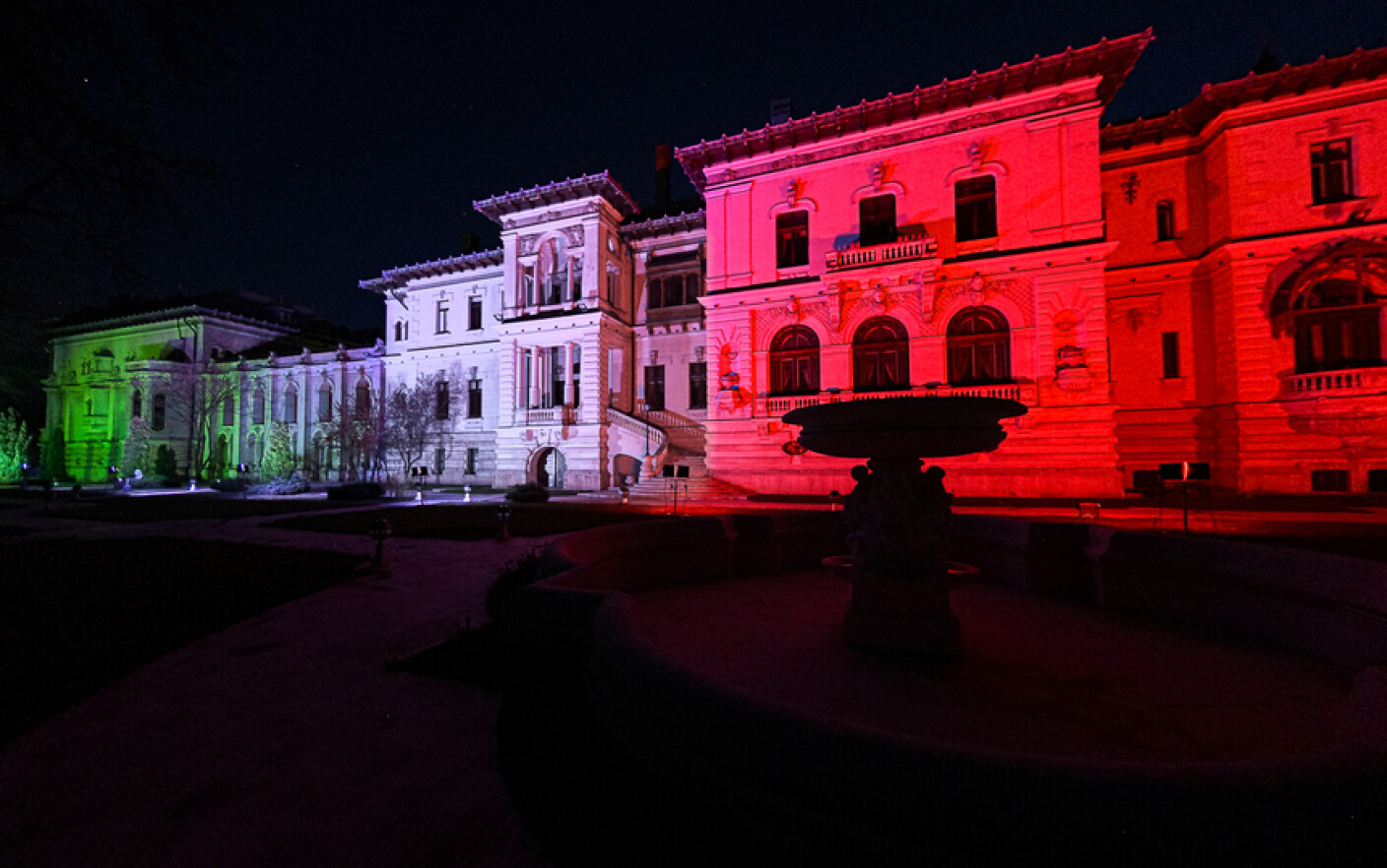 Palatul Cotroceni, iluminat în culorile steagului italian, în semn de ...