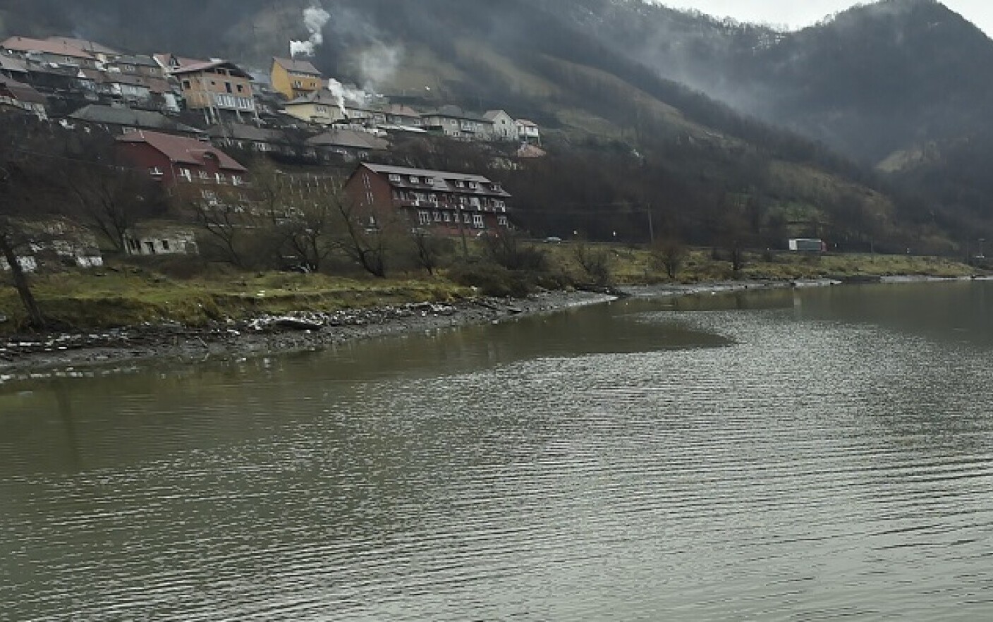 Un copil de trei ani s-a înecat în râul Cerna. Tatăl micuțului a ...