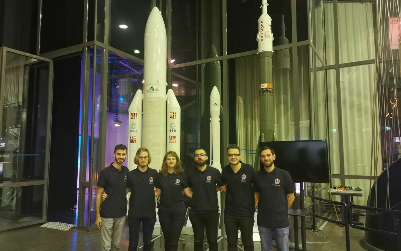 O echipă de tineri cercetători români a trimis în spațiu o imprimantă ...