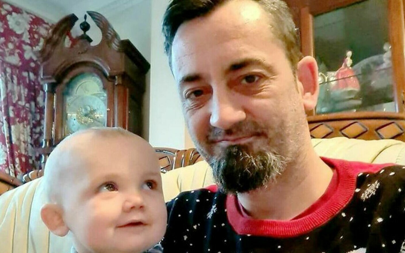 O femeie a încercat să smulgă un copil de 2 ani din brațele tatălui său, în timp ce se aflau la ...