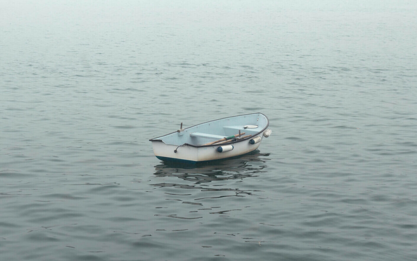 O femeie a trăit pe mare într-o barcă alături de cadavrul soțului ei. O ...