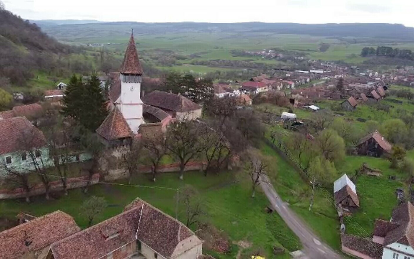 Începe sezonul turistic în splendidele sate ale Transilvaniei. Cât ...