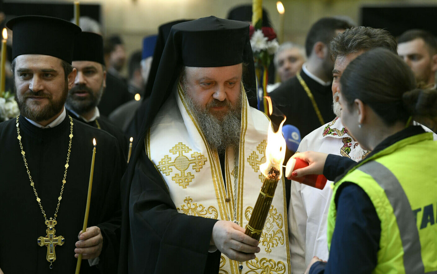 Lumina Învierii a ajuns din cel mai sfânt loc al creștinătății și în ...