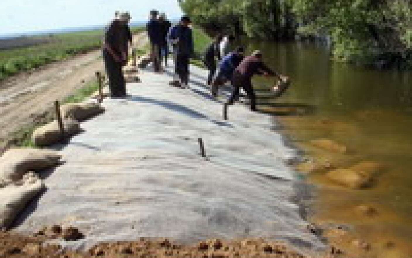 Prutul ameninţă din nou mai multe localităţi şi drumul Galaţi-Botoşani ...