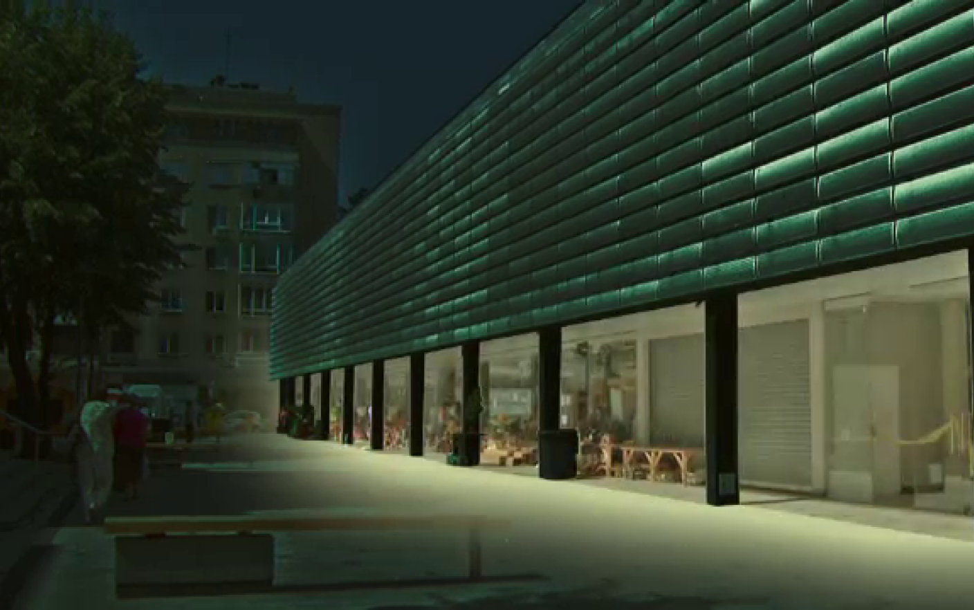 Cea mai moderna piata din tara, nefolosita. Daca s-ar conecta la curent ...