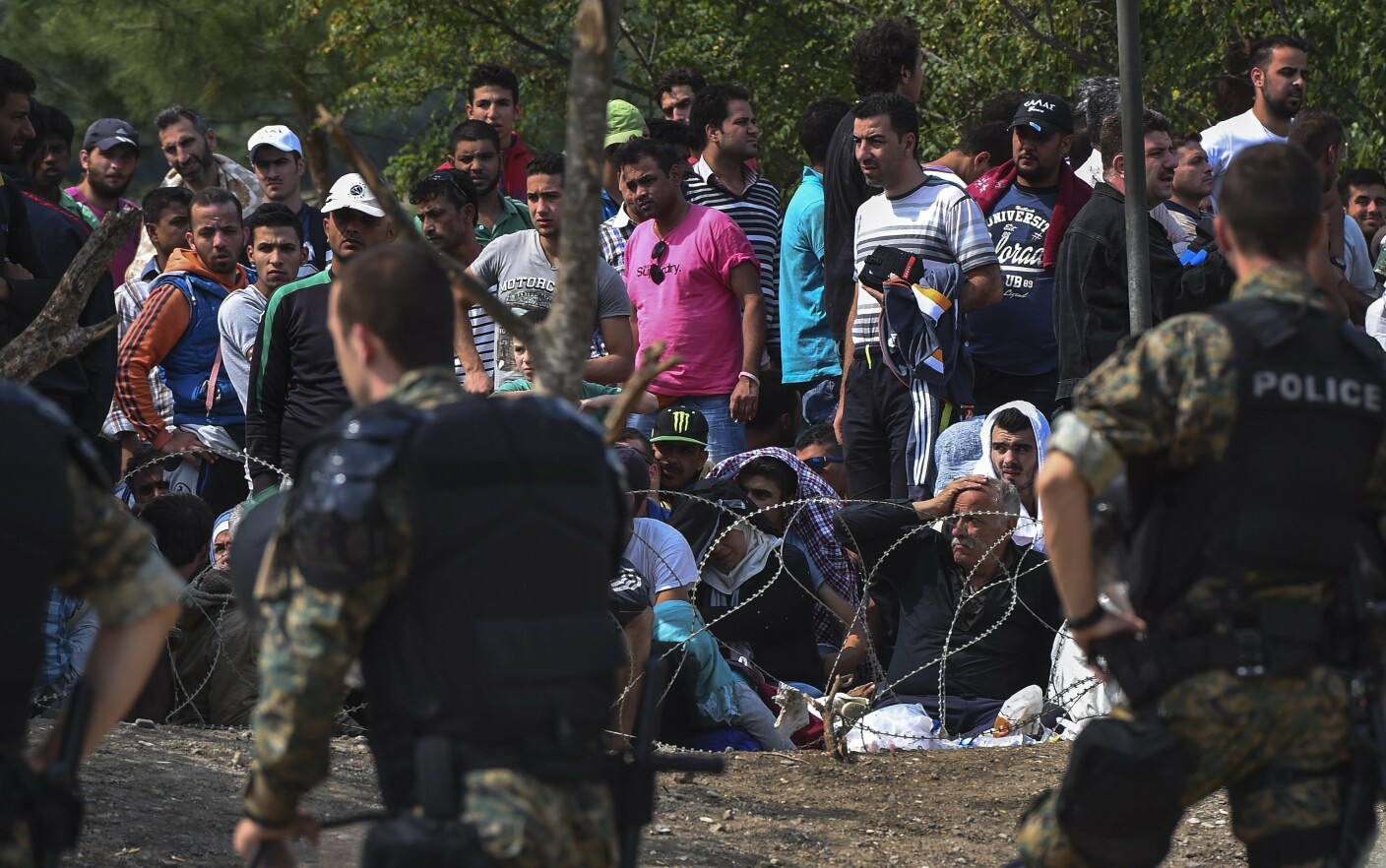 2.000 de imigranti blocati o noapte intreaga, pe ploaie, intre Grecia ...