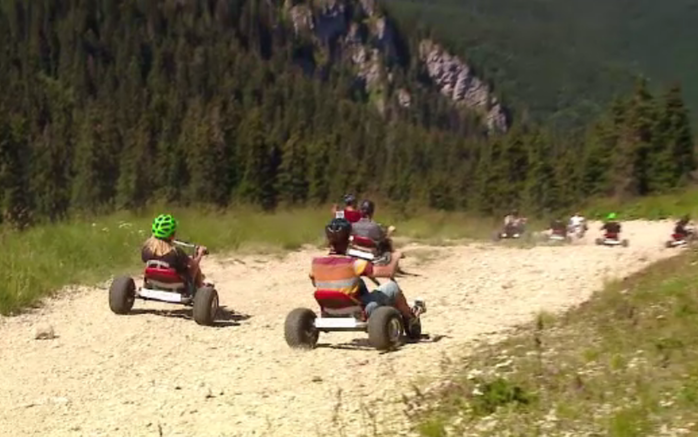 Carturi, biciclete sau tras cu arcul. Activitățile turiștilor din ...