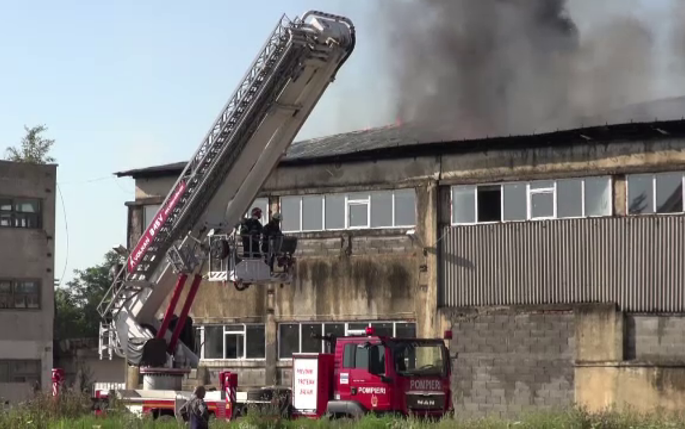 Incendiu la o fabrică de sârmă din Bacău. Pompierii s-au luptat cu ...