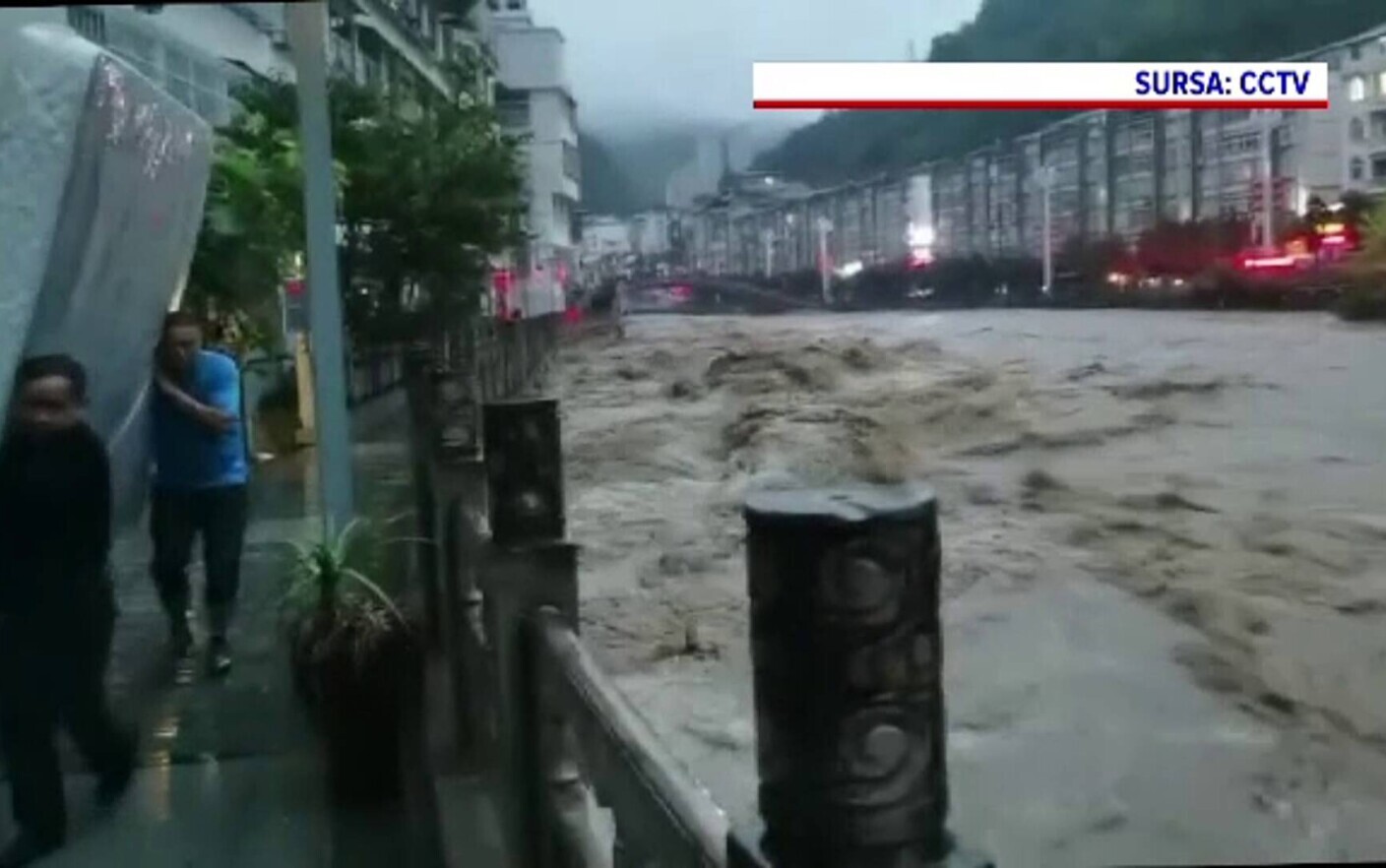 Străzile din China s-au transformat în râuri. Sunt sute de victime ...