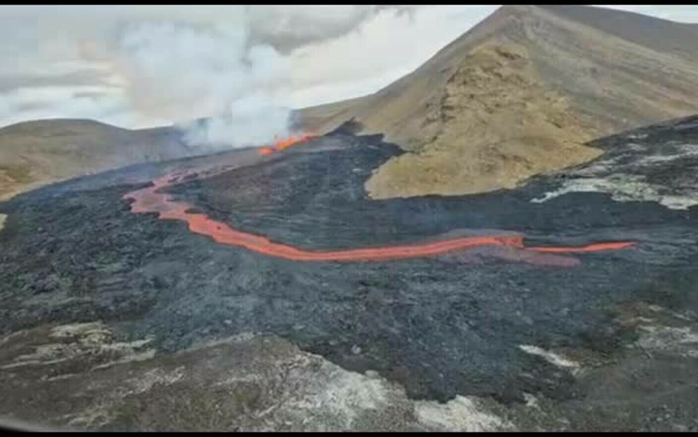 Atracție turistică în jurul unui vulcan care a erupt în Islanda ...