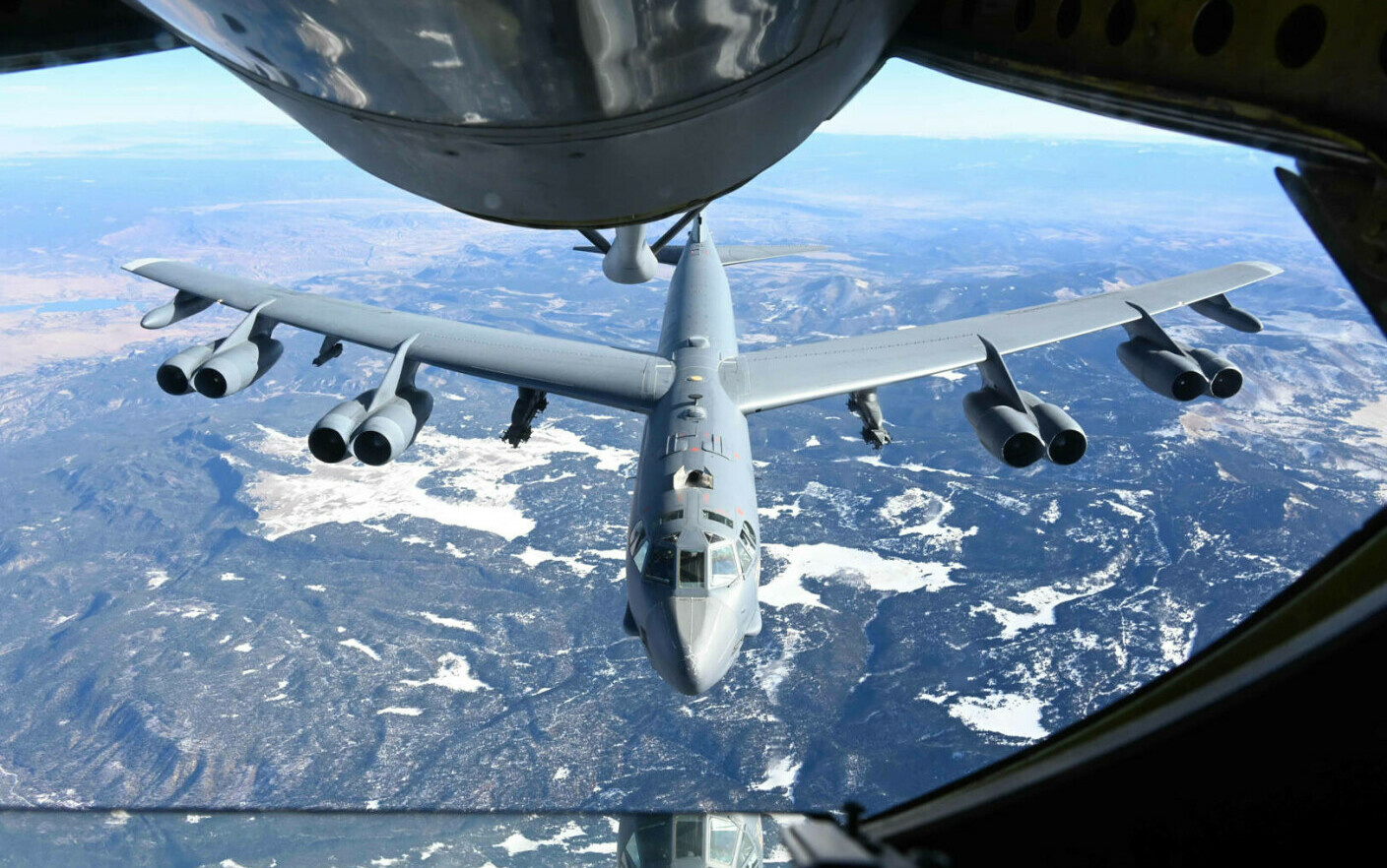 Două avioane ale armatei americane survolează Europa de Sud-Est pentru ...