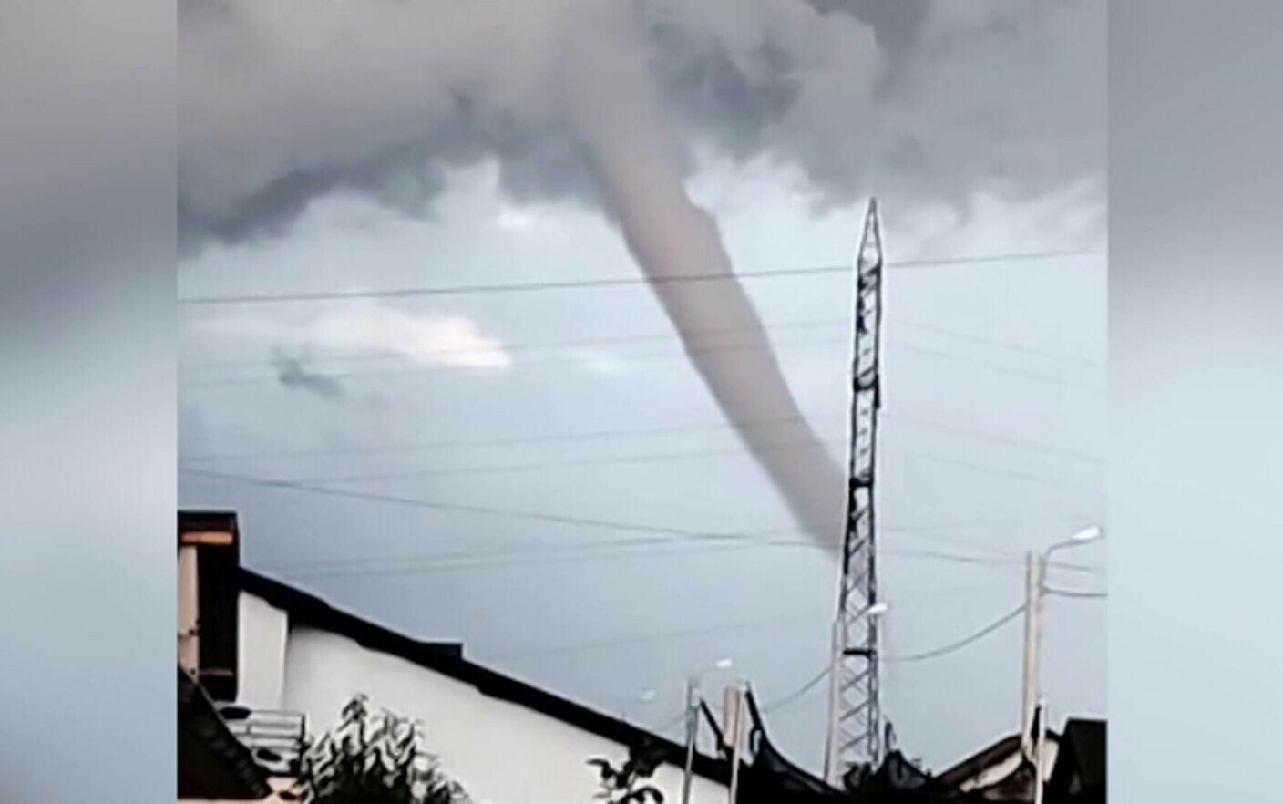 Fenomene extreme în aproape toată țara. Fuior de tip tornadă, surprins ...