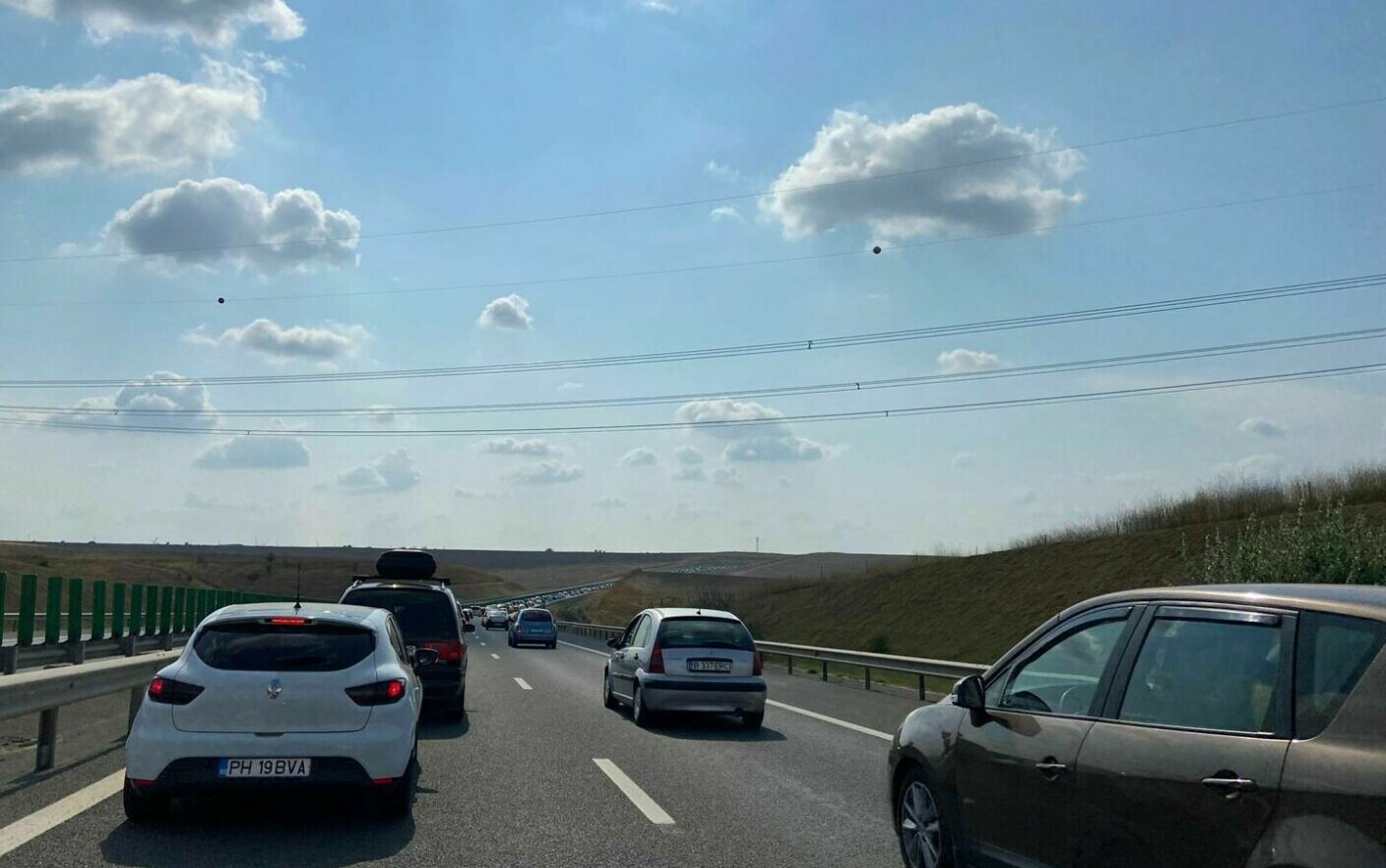 Se circulă în condiţii de ploaie torenţială cu acumulare de apă pe carosabil şi vizibilitate ...