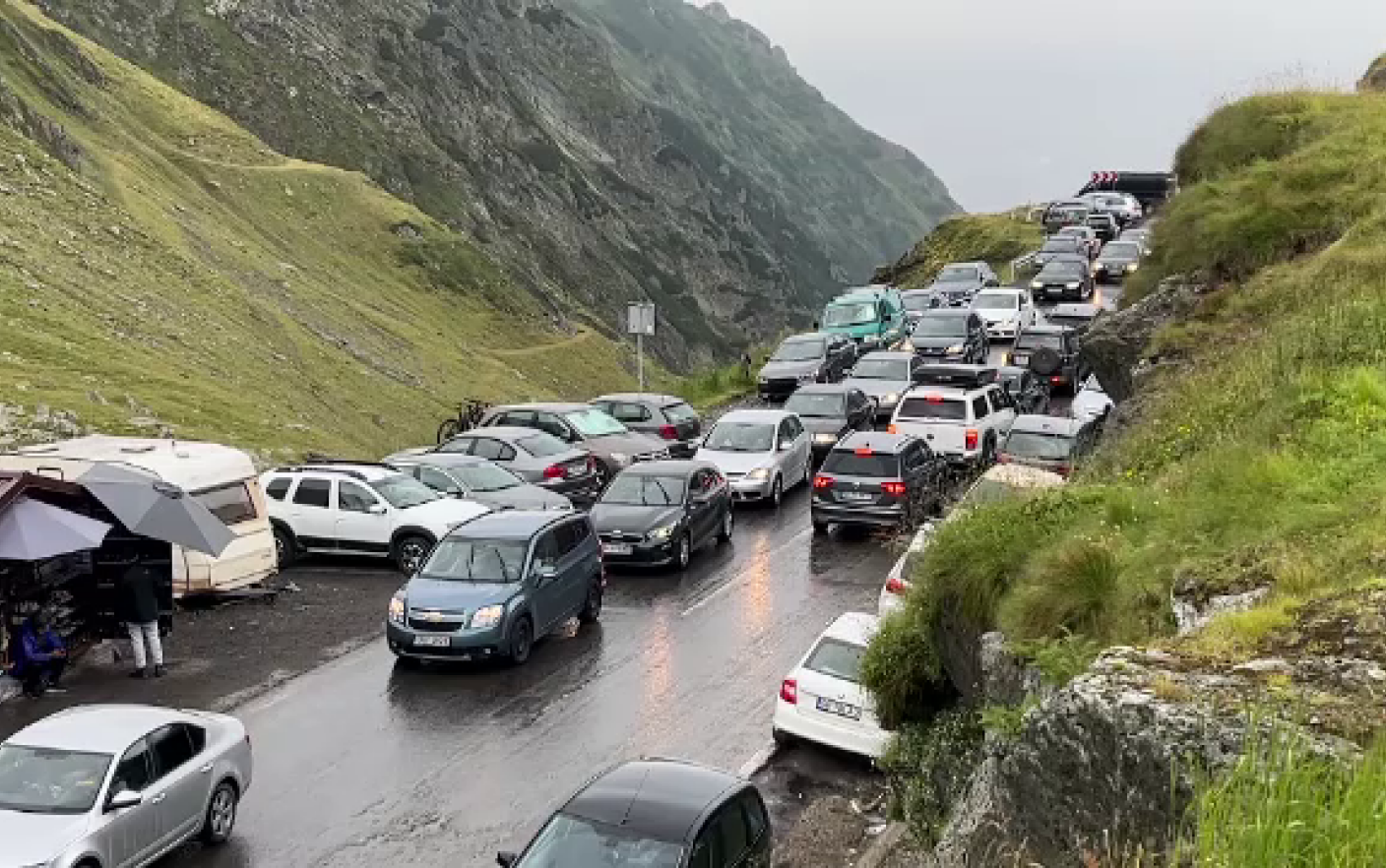 „Tradiționala" aglomerație de pe Transfăgărașan. Turiștii au pierdut ...
