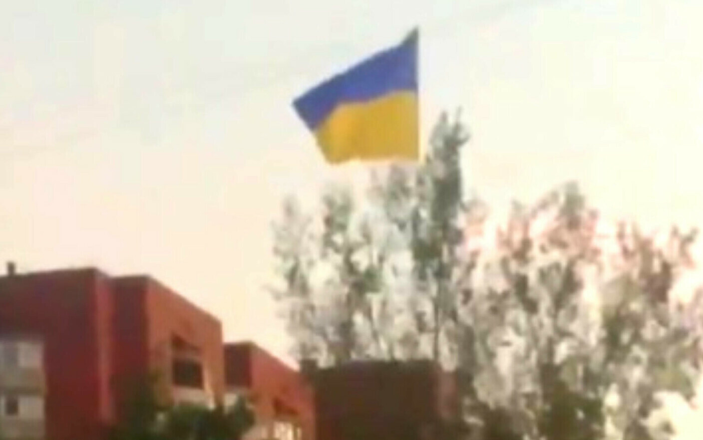 Steagul Ucrainei, arborat lângă clădirea FSB dintr-un mare oraș din ...