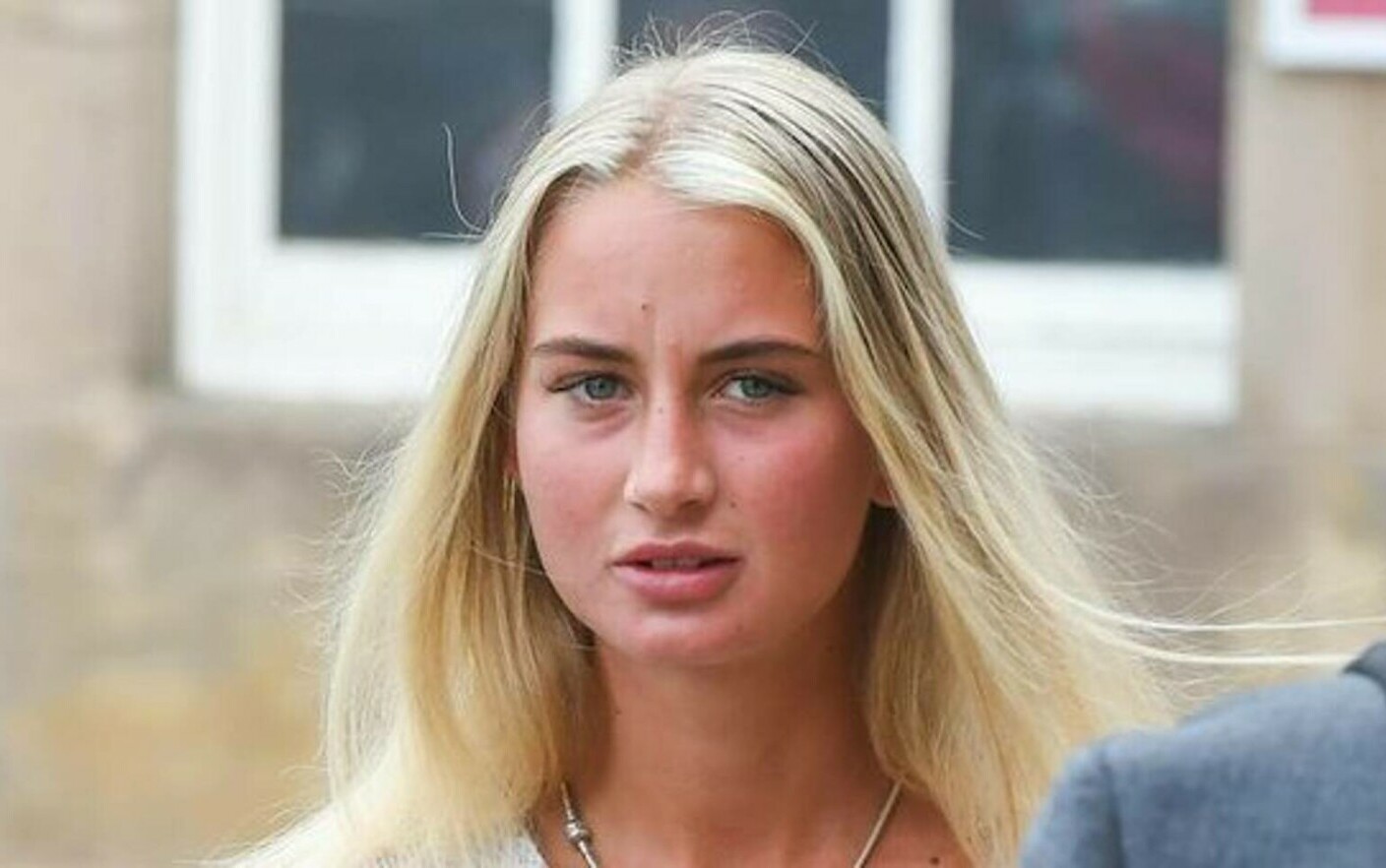 O fată de 21 de ani s-a deghizat în bărbat pentru a săruta o ...