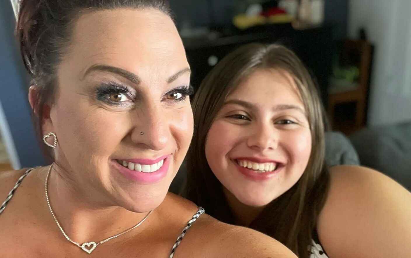 O mamă acuză școala fetiței sale de 11 ani că a „transformat-o” în ...