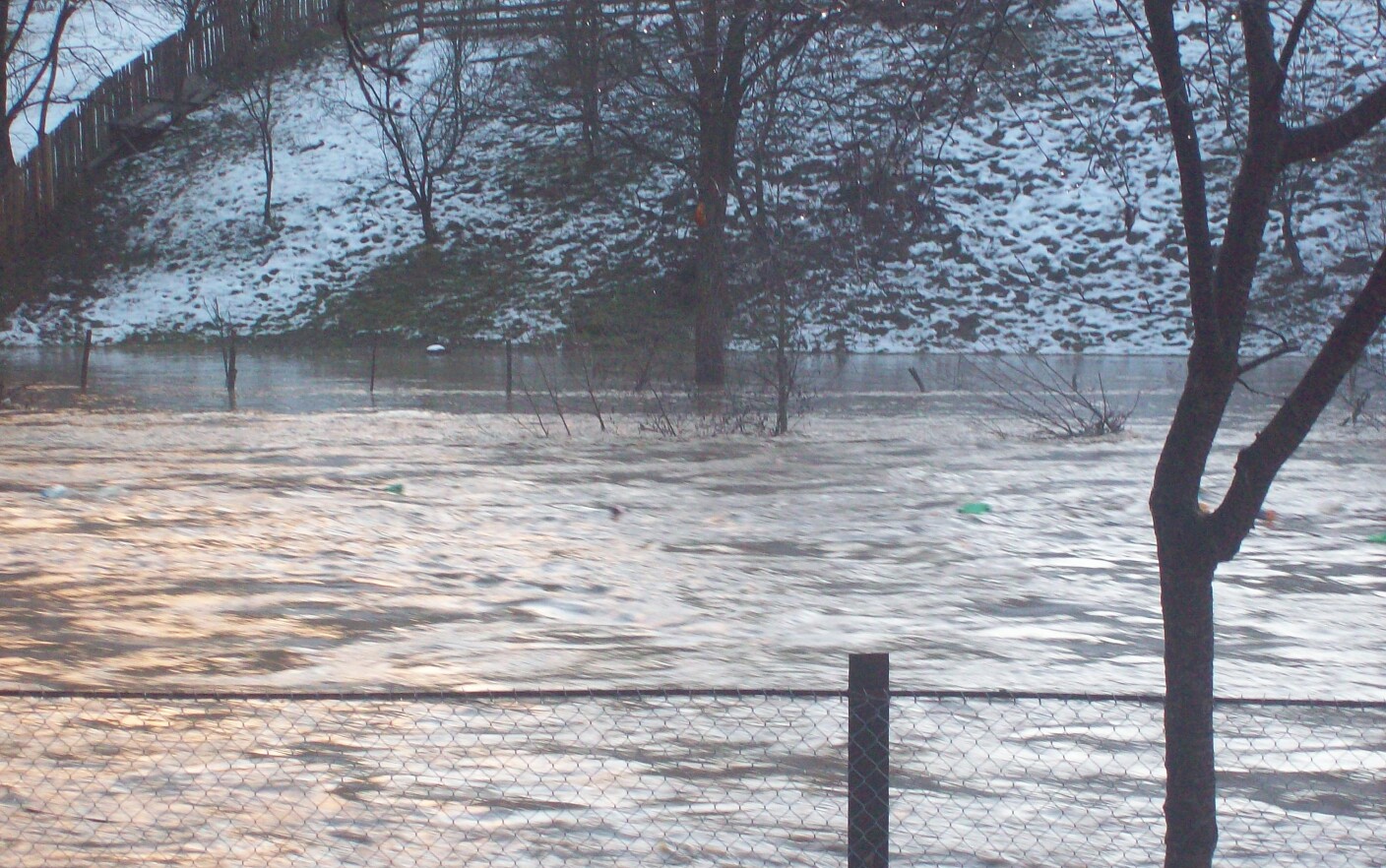 20 de masini sunt blocate in Lunca Ariesului. Un pod, afectat de ...