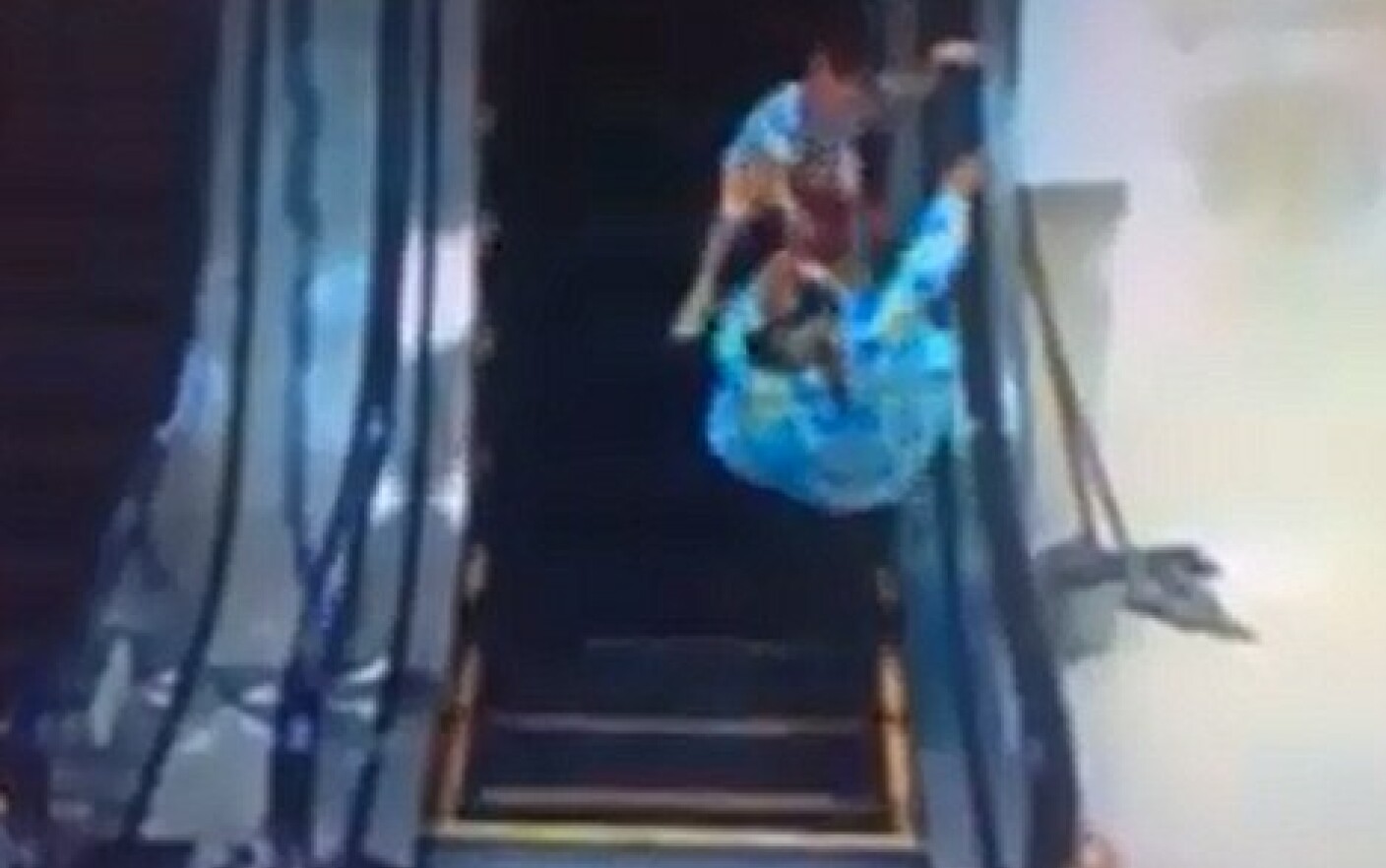 Nimeni n-a stiut ca prima intalnire a unei femei cu scara rulanta poate ...