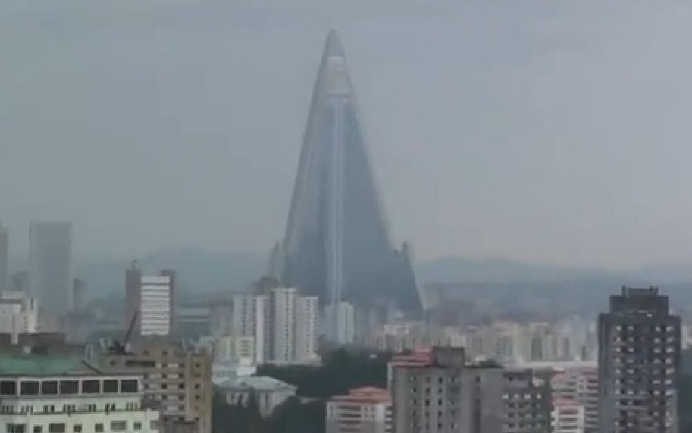 "Hotelul Mortii" de la Phenian. Simbolul megalomaniei in tara unde 24 ...