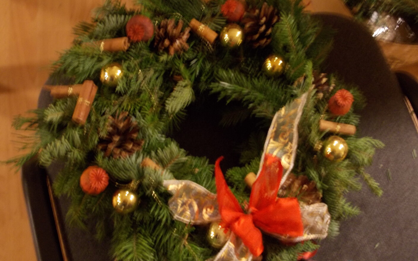 Pregatiri pentru sarbatorile de iarna. Cativa copii au impletit ...