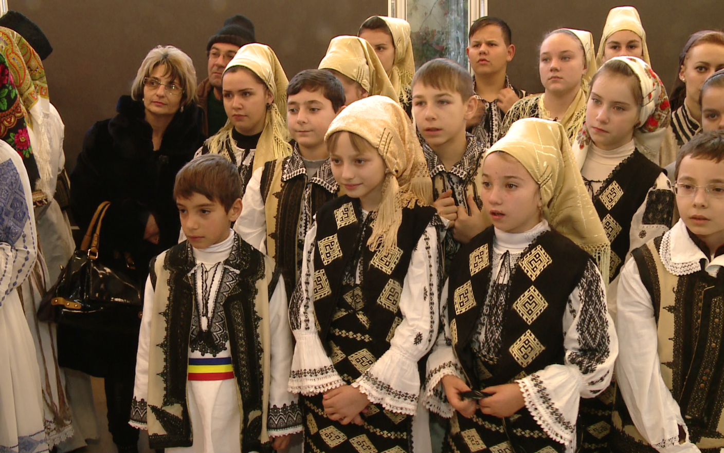 “Alaiul colindatorilor” – Sute de tineri au imbracat straie populare si ...