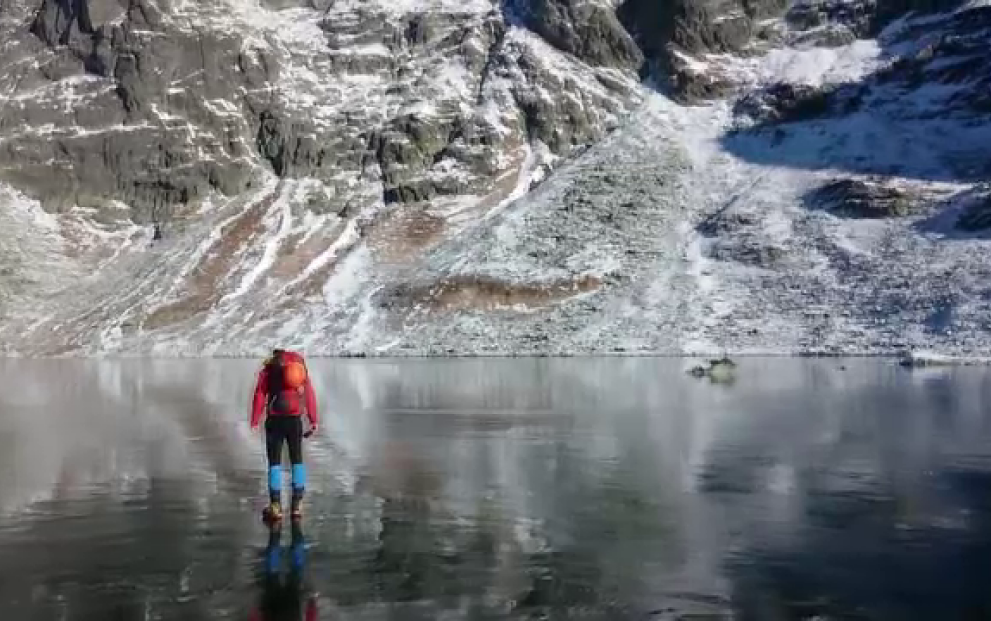 Doi alpinisti traverseaza un lac inghetat extrem de limpede. Imaginile ...