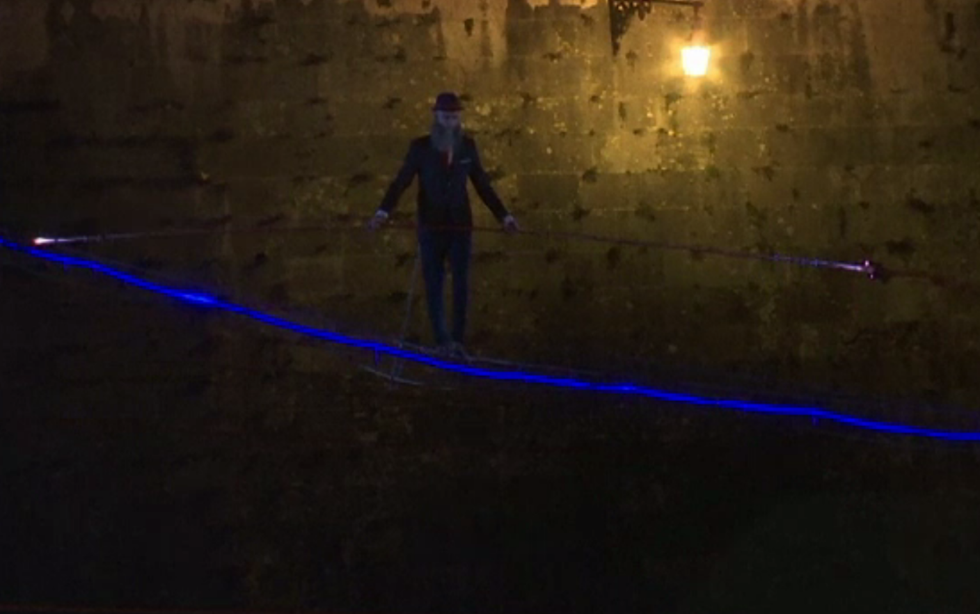 Un acrobat italian a făcut spectacol. A traversat pe sârmă râul Tibru ...