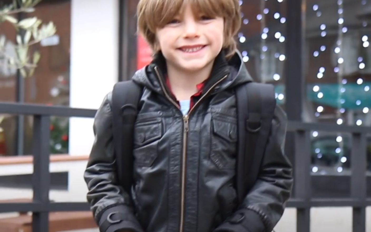 Gestul emoționant al unui copil de 7 ani făcut pentru oamenii străzii ...