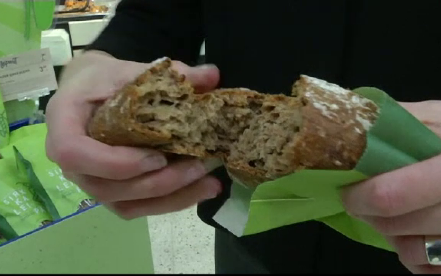 Pâinea viitorului, făcută din făină de greieri. Țara în care se poate ...