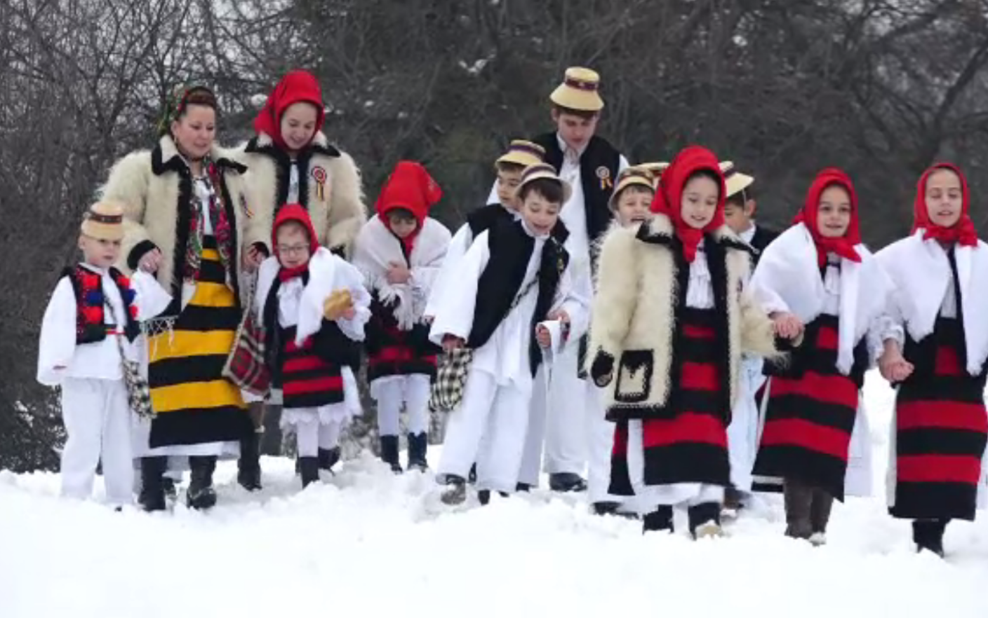 Cetele de colindători au început să bată în lung și-n lat România ...