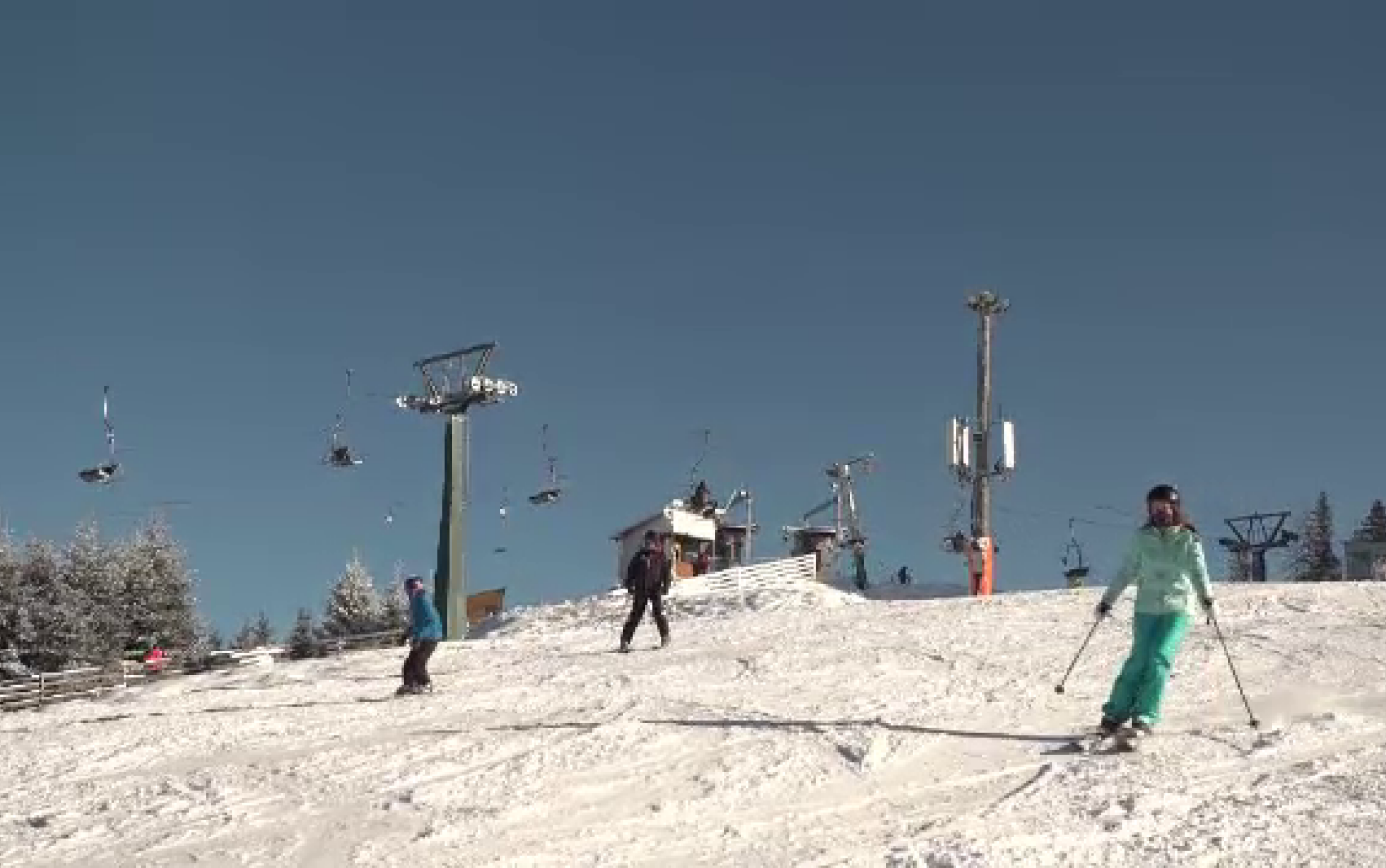 Stațiunea de schi din România unde stratul de zăpadă depășește 50 de cm ...