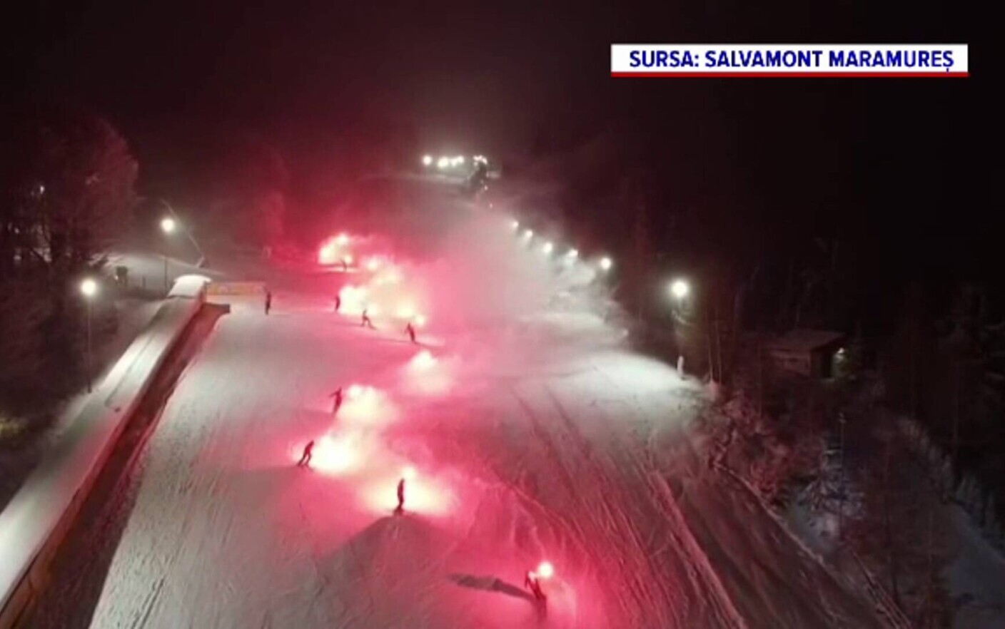 Spectacol cu torțe pe pârtia din Cavnic, la deschiderea oficială a ...