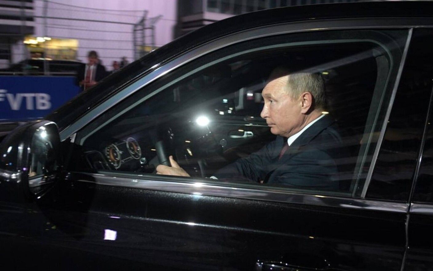 Președintele Vladimir Putin a lucrat ca șofer de taxi în anii 90 ...