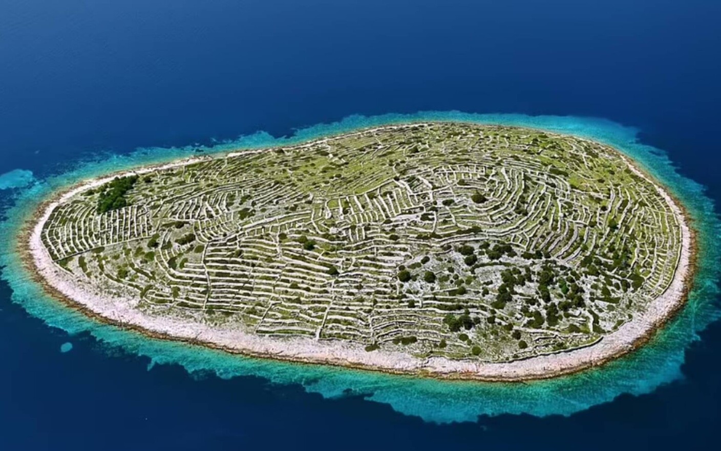 FOTO Povestea impresionantă a insulei ce seamănă cu o amprentă de deget ...