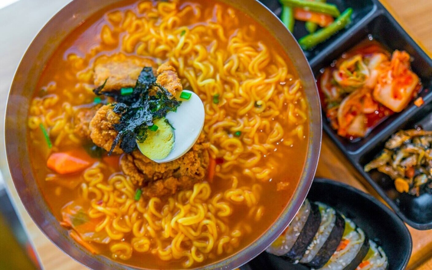 Românii sunt tot mai interesați de mâncarea sud-coreeană. Cât costă ...