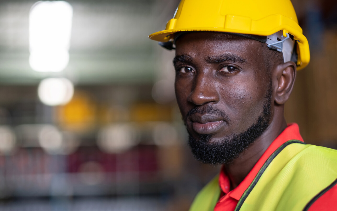 Muncitor marocan cu adidașii rupți, în centrul unui scandal la un ...