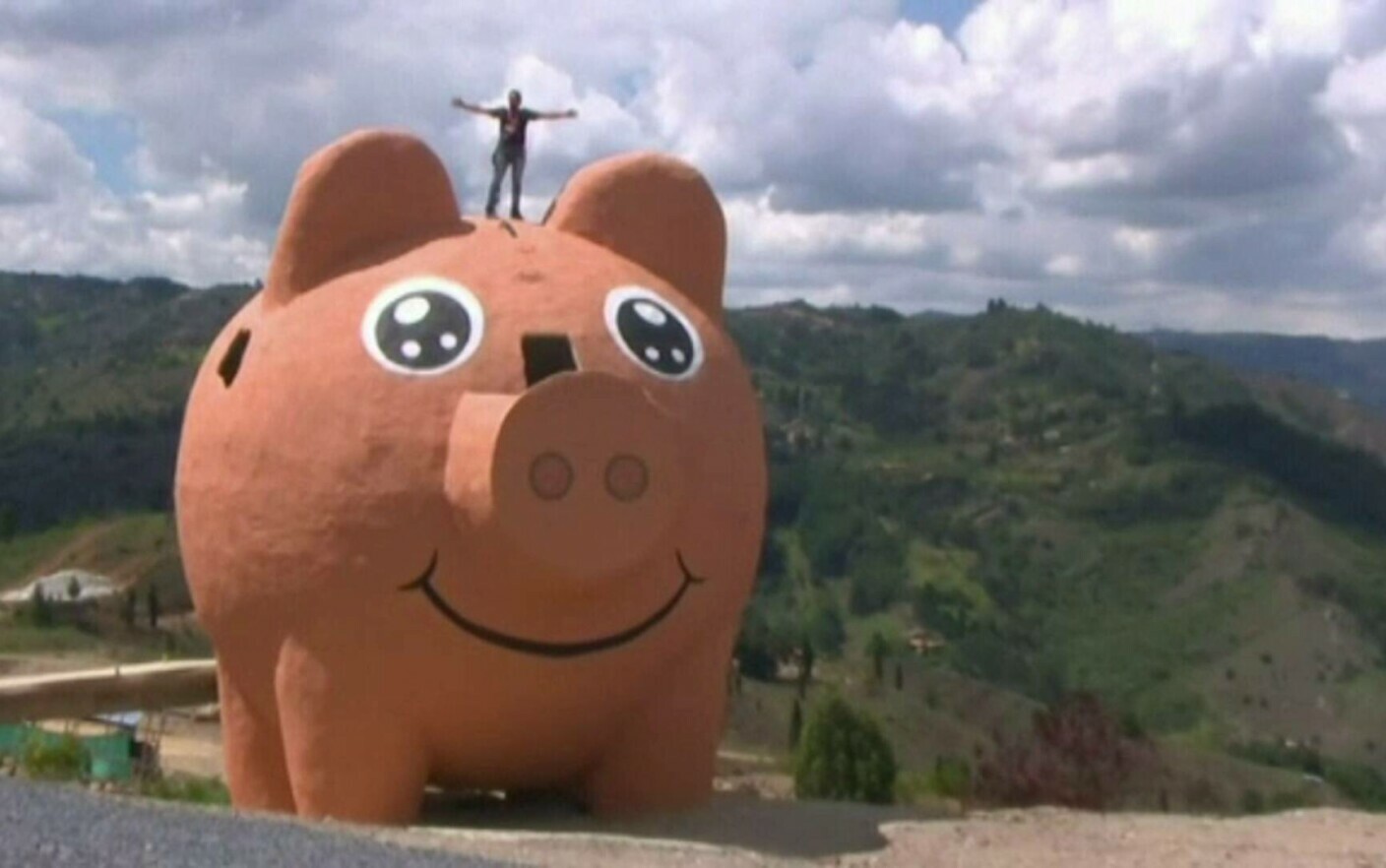 S-a deschis cea mai mare pușculiță din lume, un purcel din lut cu un ...