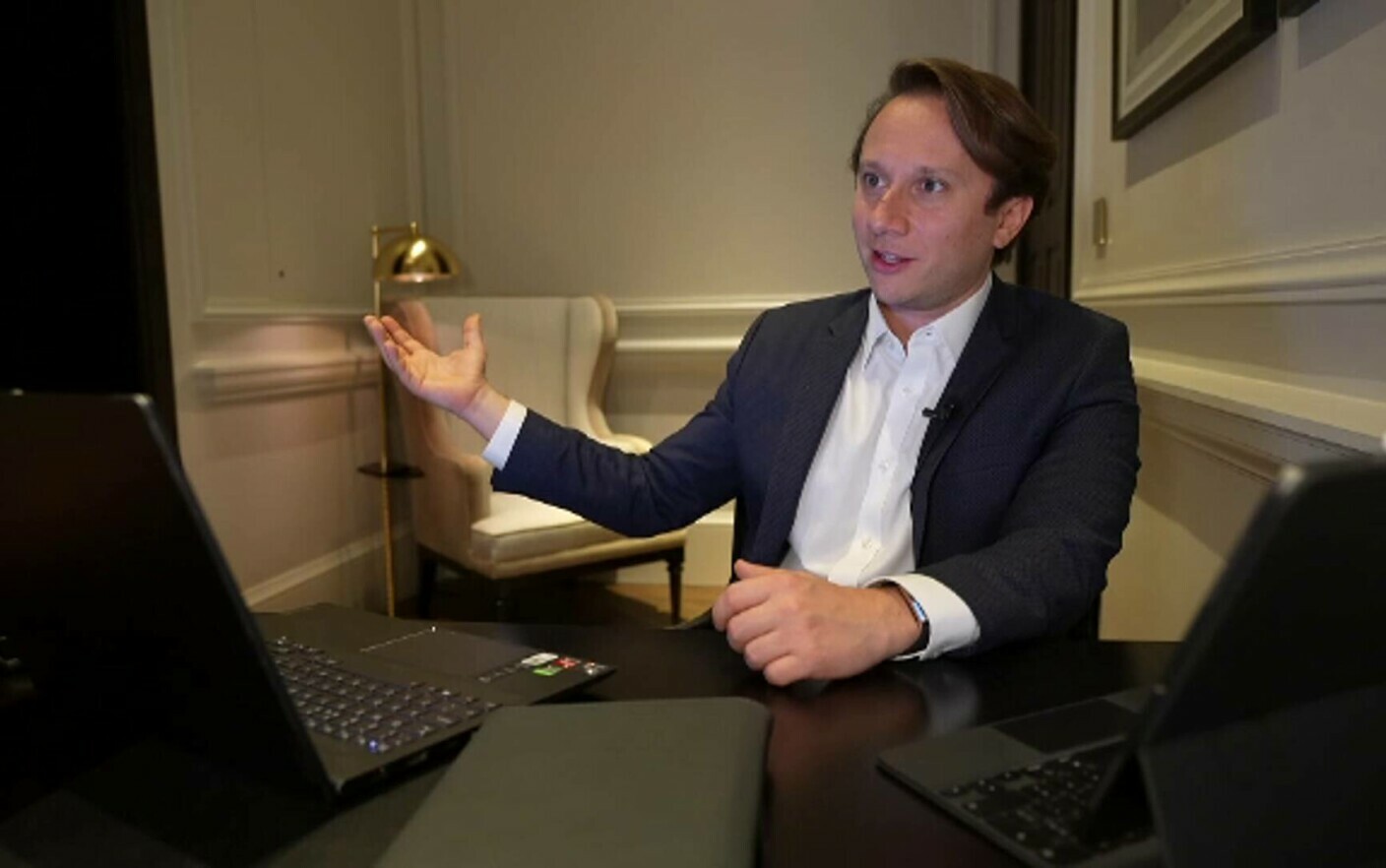 Alex Radu, finanțistul din Londra, școlit la Harvard, care vrea să ...