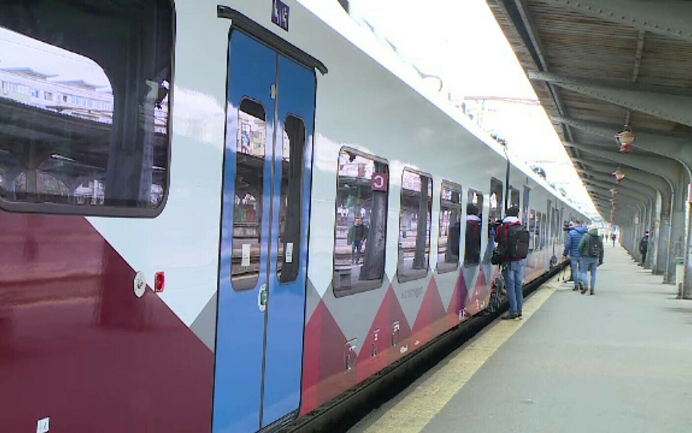 Primul tren nou cumpărat de România a sosit în Capitală. Când va intra ...