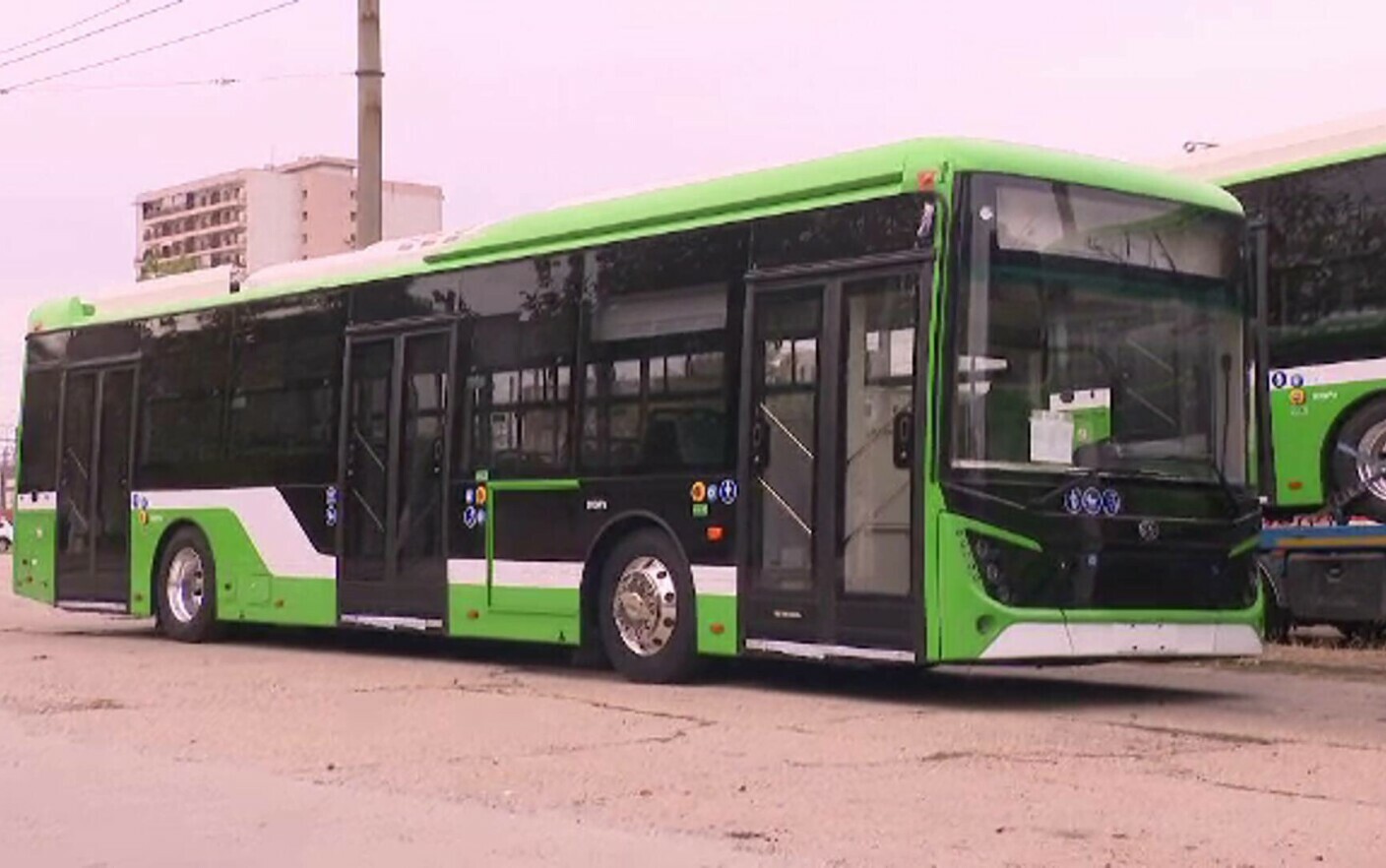 VIDEO cu cele 100 de autobuze electrice, noi, care au ajuns în București. Au autonomie de peste ...