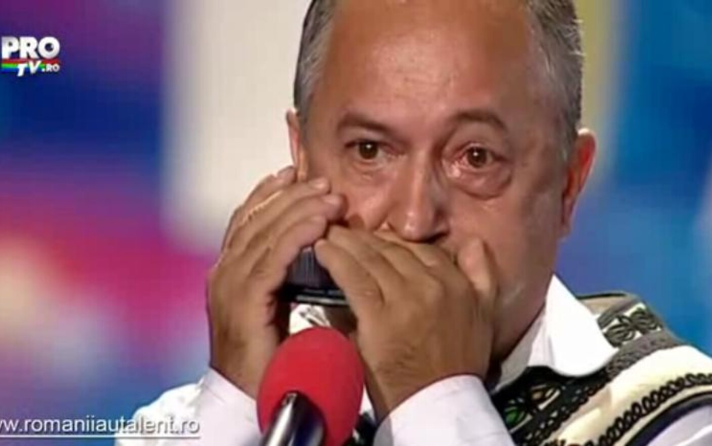 Romanii au talent: Barbatul care canta la pieptene. VIDEO - Stirileprotv.ro