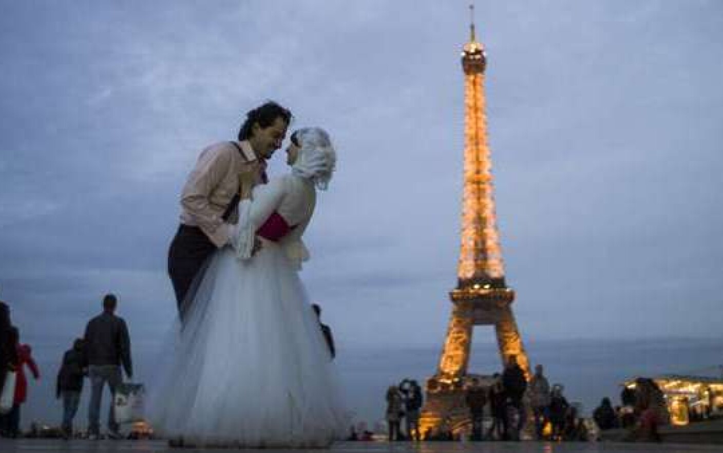 "Orasul luminilor stinse". Magazinele si cladirile din Paris, obligate ...